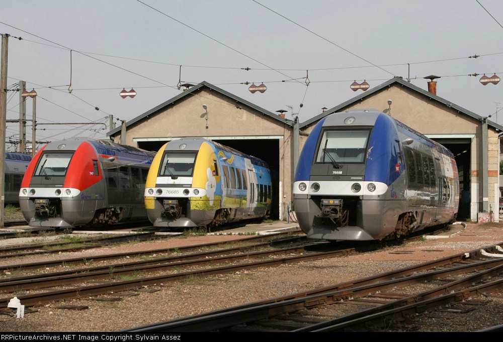 SNCF B 81745 - X 76685 - 76668